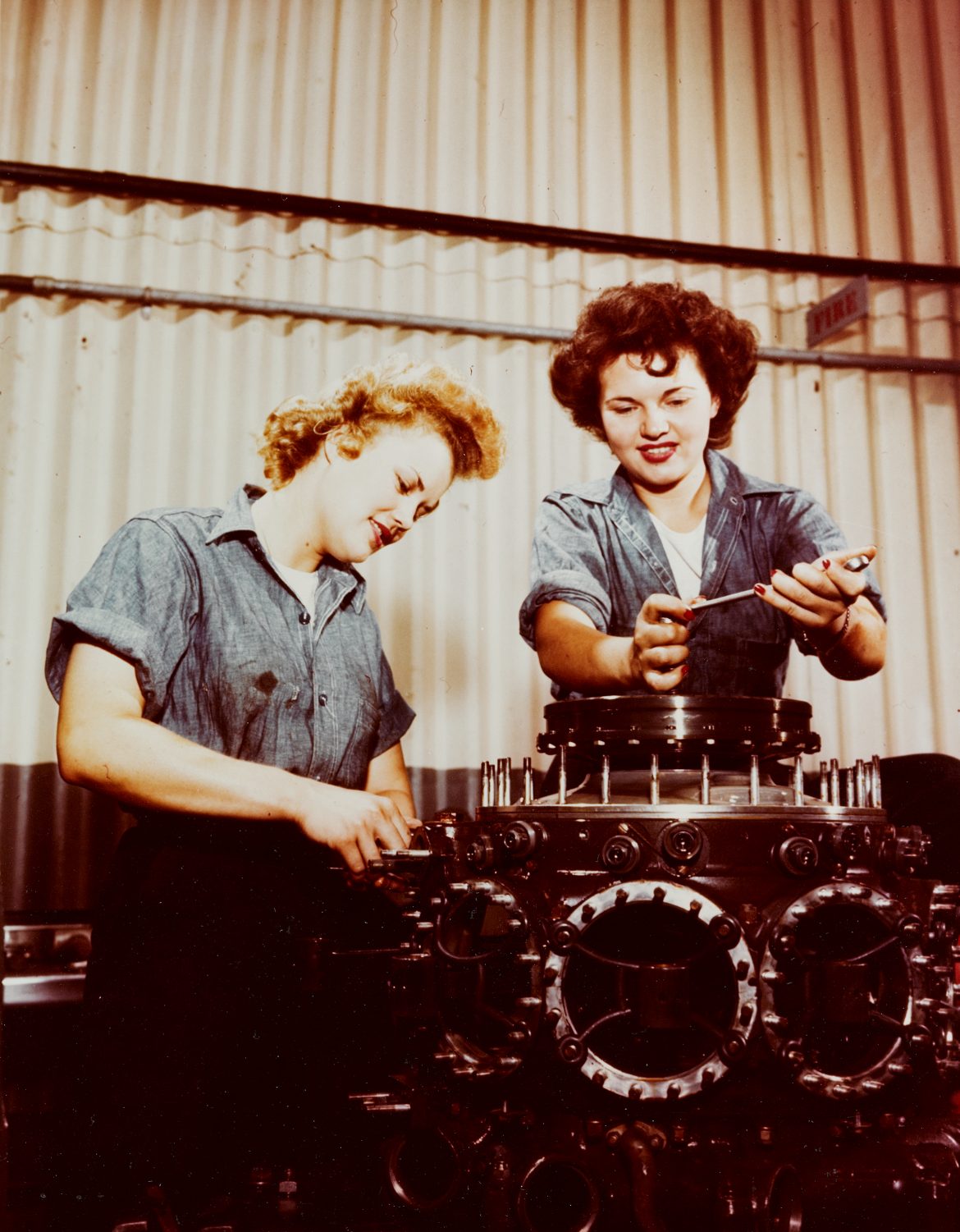 WAVES Studying Aircraft Mechanics in New Jersey – Women of World War II