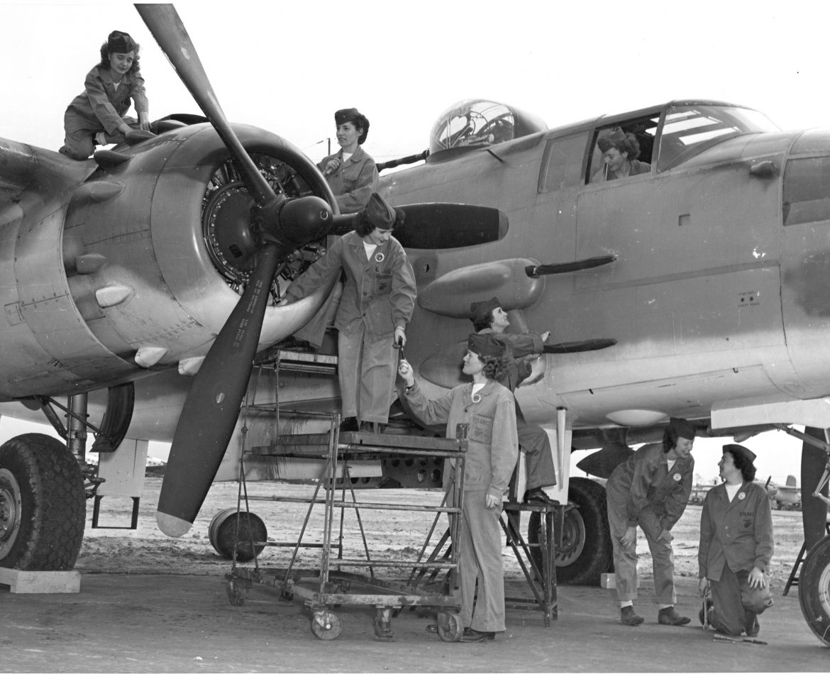 Women Marine Mechanics Work on PBJ at Cherry Point – Women of World War II